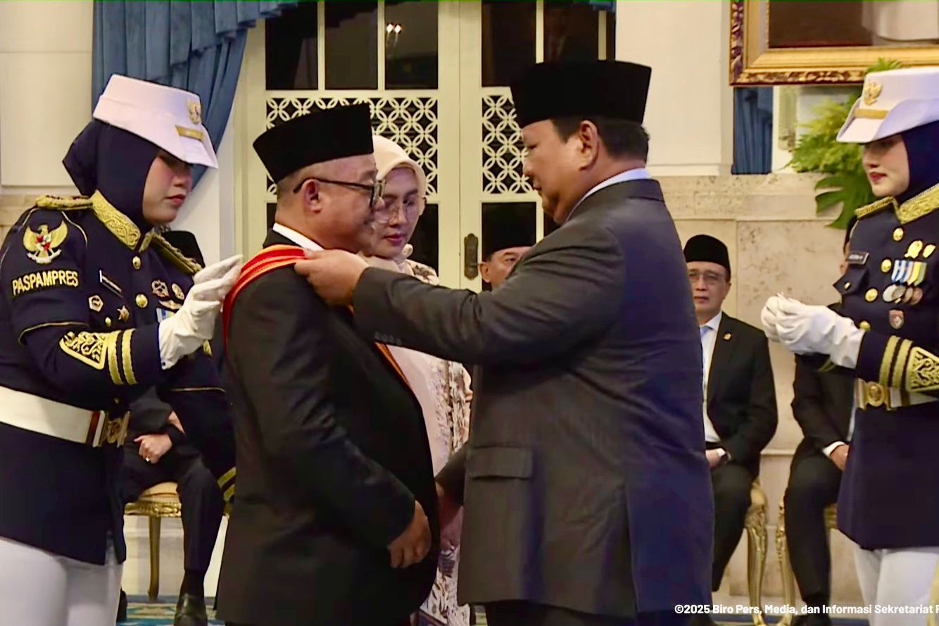 Mendikdasmen Terima Tanda Kehormatan Bintang Mahaputera Utama dari Presiden Prabowo Subianto